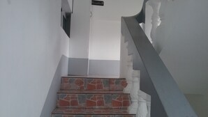 Uma escadaria com degraus de pedra e balaústres brancos.