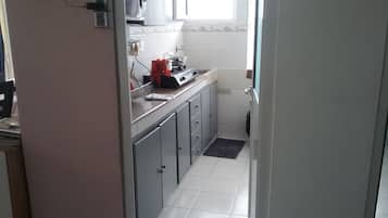 Um frigorífico, um micro-ondas, um forno, uma placa de cozinha