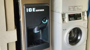 Dispensador de gelo e máquina de lavar em ambiente comercial.