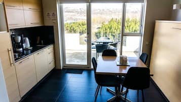 Um frigorífico, um micro-ondas, uma placa de cozinha