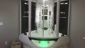 Suíte luxo, 1 cama King, para não fumantes | Banheiro | Banheira e chuveiro separados, banheira de hidromassagem