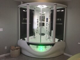 Suíte luxo, 1 cama King, para não fumantes | Banheiro | Banheira e chuveiro separados, banheira de hidromassagem