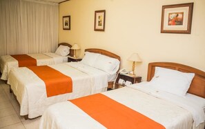 Quarto triplo | Frigobar, escrivaninha, Wi-Fi de cortesia, roupa de cama