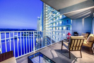Apartamento em Condomínio Fechado, 2 quartos, varanda, vista para o lago (728) | Terraço/pátio interior