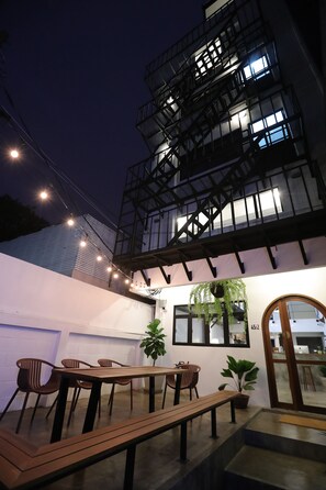 Fachada do alojamento (tarde/noite)