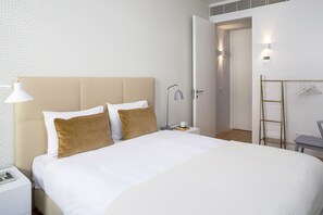 Apartamento, 1 quarto | Cofres nos quartos, espaço de trabalho para notebook