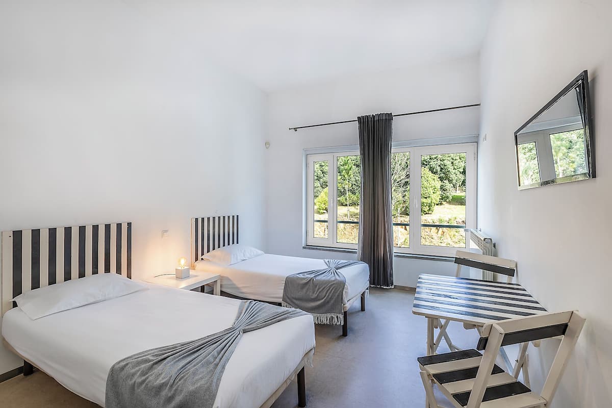 Quarto Twin, casa de banho privativa | Wi-fi grátis, roupa de cama fornecida, acesso para cadeira de rodas