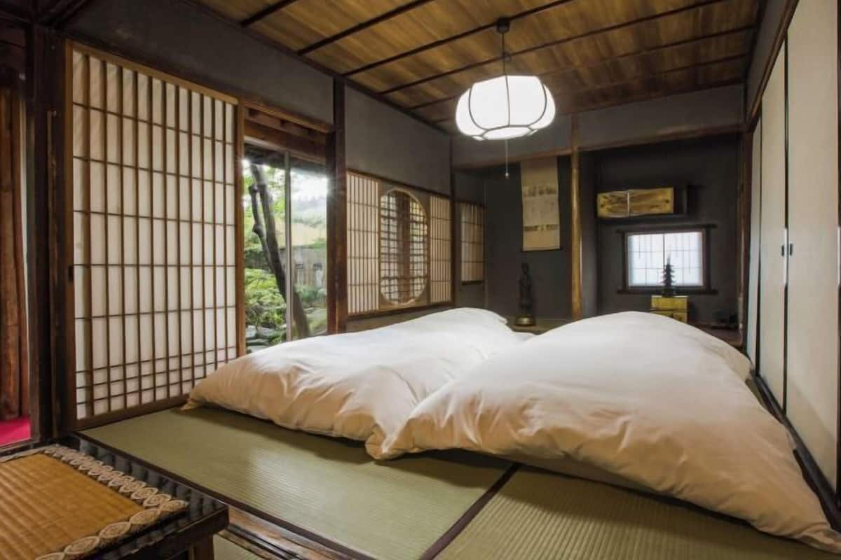 Edredões de penas, Wi-fi grátis, roupa de cama fornecida