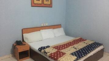 Quarto casal executivo, 1 cama Queen, para não fumantes | Cofres nos quartos, escrivaninha, cortinas blackout, roupa de cama