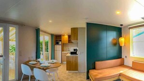 Casa Móvel Familiar | Sala de estar | TV de ecrã plano, ténis de mesa 