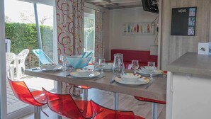 Chalé Comfort | Sala de estar | TV de ecrã plano, ténis de mesa 