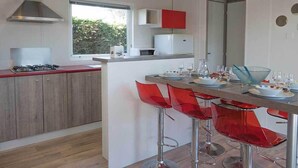Chalé Comfort | Cozinha privada | Um frigorífico, um micro-ondas, um forno, uma placa de cozinha 