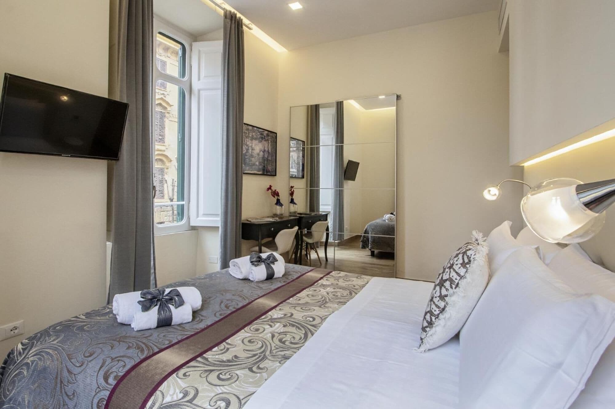 Roupa de alta qualidade, minibar, cofre no quarto, secretária 