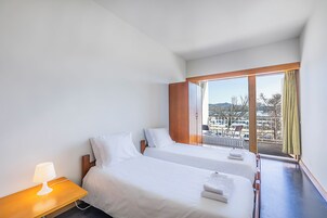 Quarto Twin Básico, casa de banho partilhada | Wi-fi grátis, roupa de cama fornecida, acesso para cadeira de rodas 