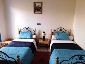 Quarto Twin, 2 camas individuais | Cofre no quarto, cortinas/cortinados opacos, ferro/tábua de engomar 