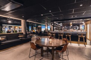 2 restaurantes: opção de café da manhã, almoço e jantar