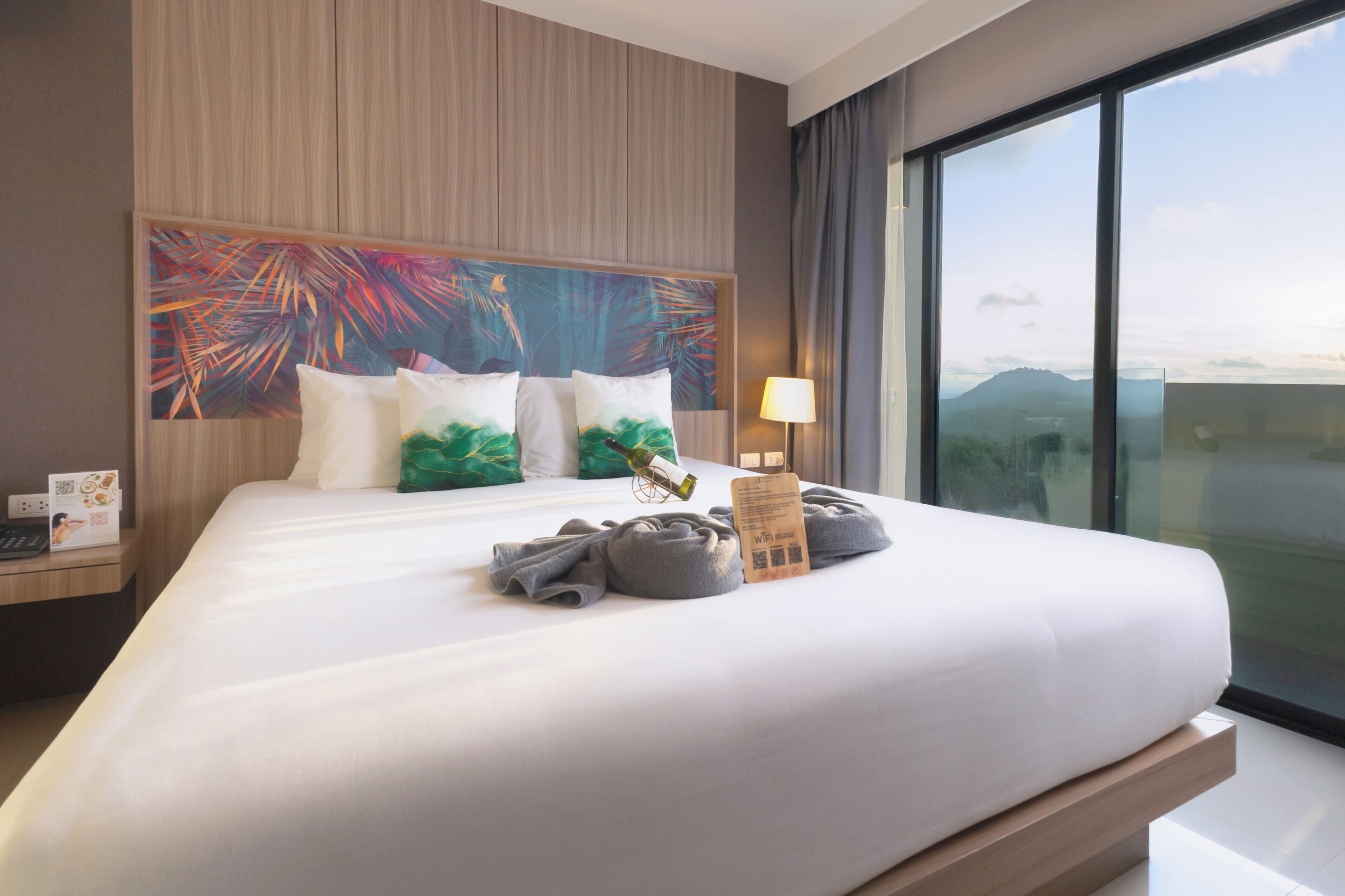 Grand Deluxe Sunset View | Minibar com produtos grátis, cofre no quarto, secretária 