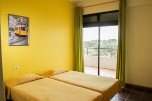 Quarto Twin, casa de banho privativa | Secretária, secretária adequada para computadores portáteis 