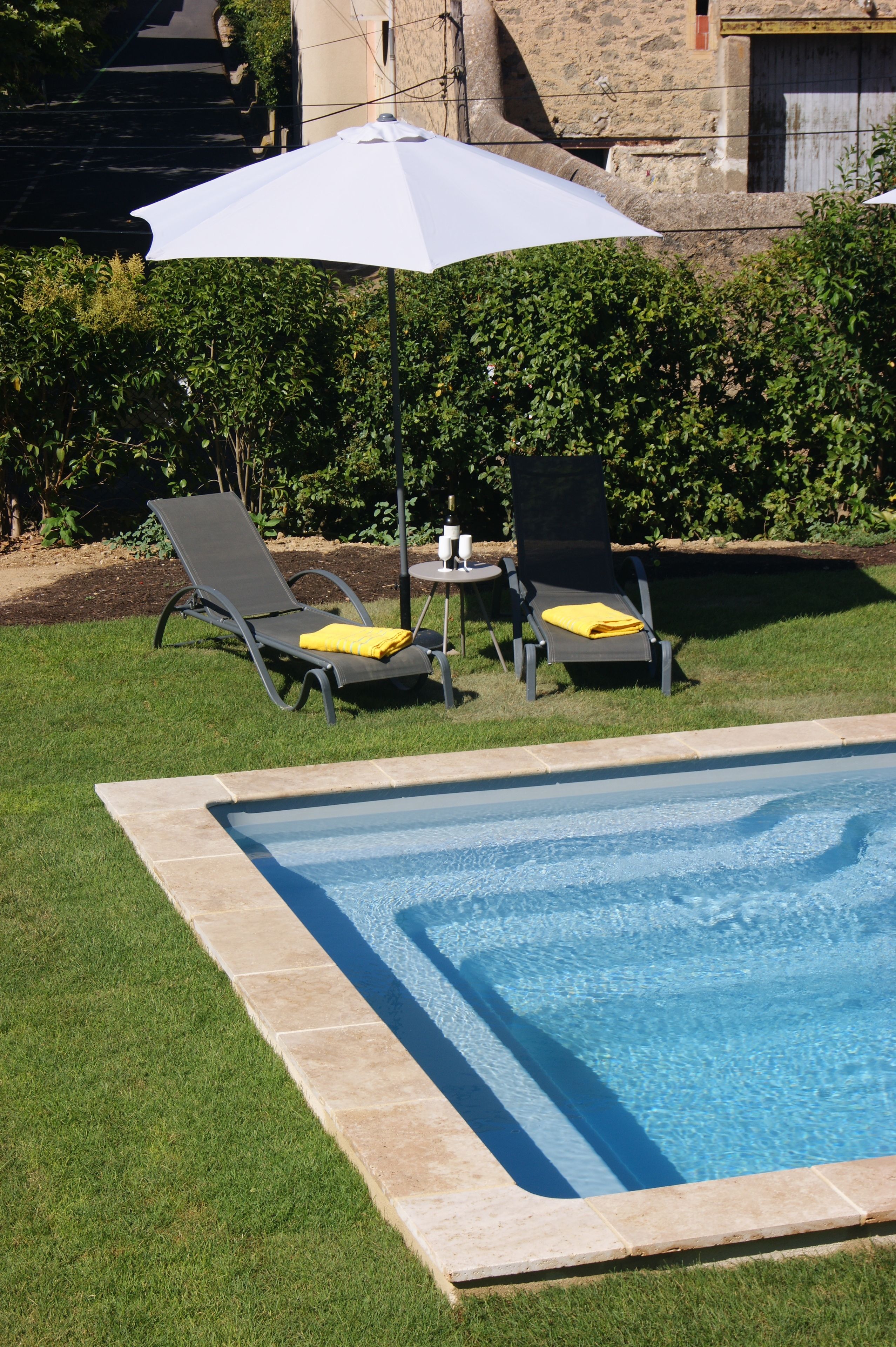 Piscina externa sazonal, guarda-sóis, espreguiçadeiras