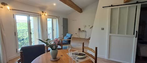 Apartamento Deluxe, 1 cama queen-size | Sala de estar