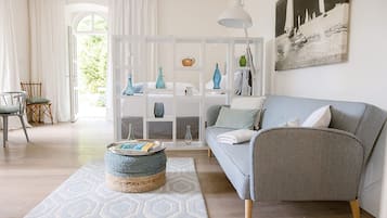 Apartamento júnior, 1 cama Queen e sofá-cama, vista para o lago | Área de estar | TV LED, mesa de pingue-pongue