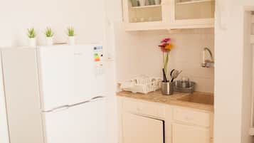 Refrigerador em uma área comum, micro-ondas em uma área comum