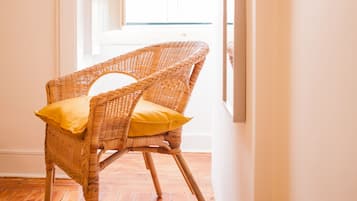 Quarto triplo, banheiro compartilhado, vista para a cidade | Cofres nos quartos, ferros/tábuas de passar roupa, Wi-Fi de cortesia