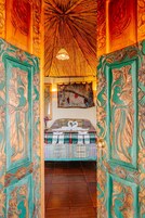 Deluxe Yurt, Lake view, 1 queen bed (Quetzal) | Roupa de alta qualidade, edredões de penas, camas de colchão pillowtop 