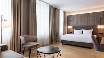 Suíte júnior, 1 cama King e sofá-cama, para não fumantes | 1 quarto, camas com colchões pillow-top, frigobar, cofres nos quartos