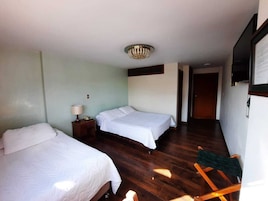 Quarto triplo standard | Cofres nos quartos, escrivaninha, Wi-Fi de cortesia