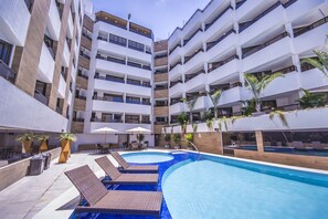Piscina externa, guarda-sóis, espreguiçadeiras