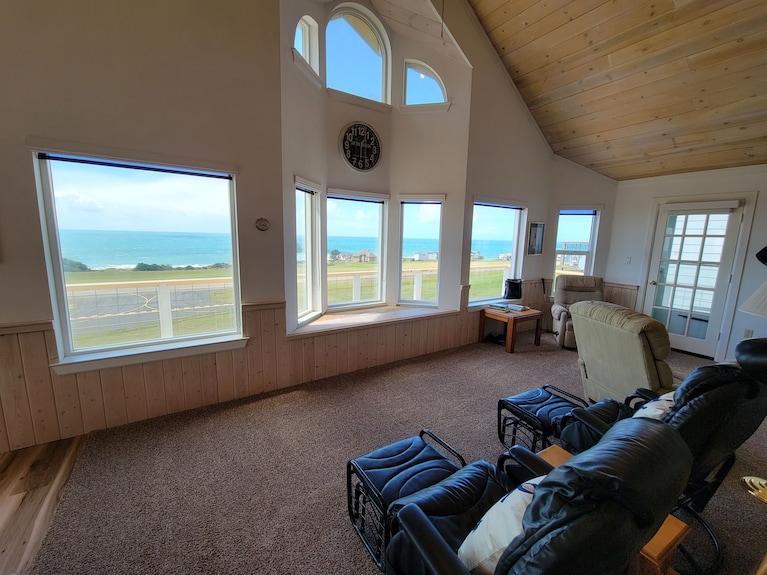 Spacious Home, Spectacular View Of Coastline, Golf Course & Runway - Shelter Cove