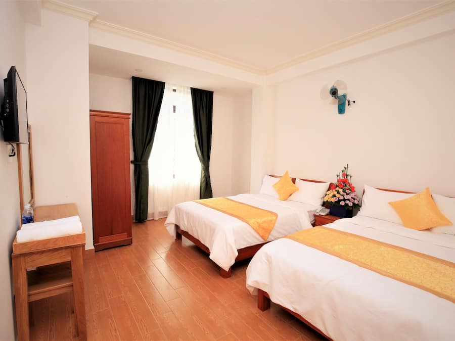 Quarto Quádruplo | Minibar, secretária, cortinas/cortinados opacos, quartos insonorizados