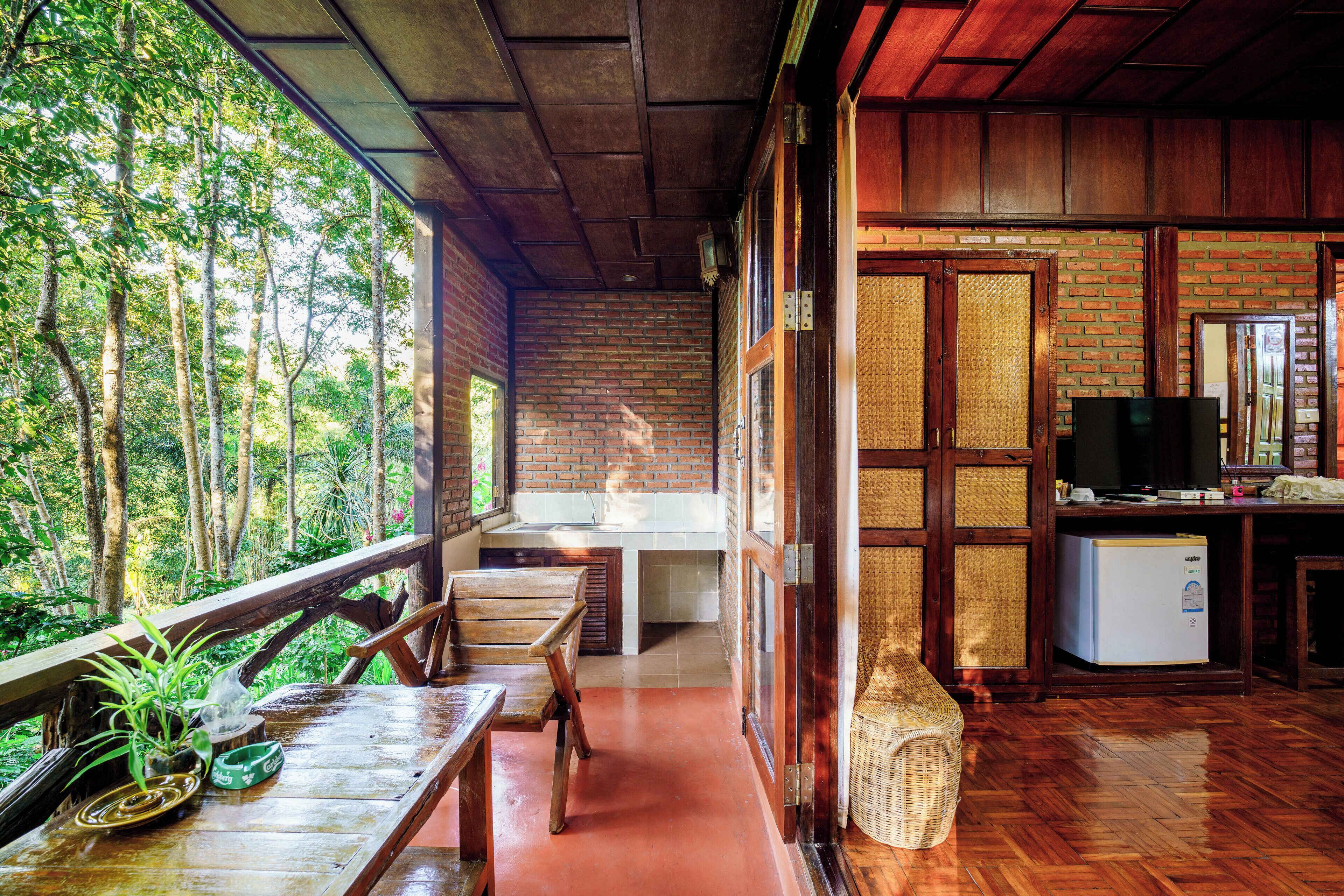 Quarto casal ou duplo básico | Área de estar | TV