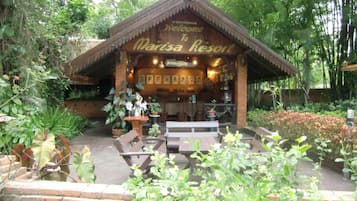 Café da manhã, almoço e jantar; culinária internacional