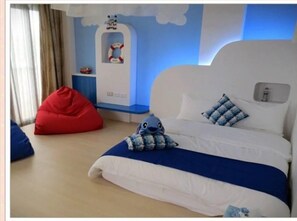 Quarto Duplo Deluxe (Blue) | Secretária, cortinas/cortinados opacos, camas desdobráveis 
