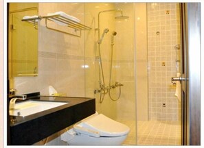 Quarto Clássico com Cama de Casal | Casa de banho | Um polibã, um chuveiro fixo, artigos de higiene pessoal grátis 