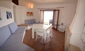 Vila, vários quartos | Área de estar | TV