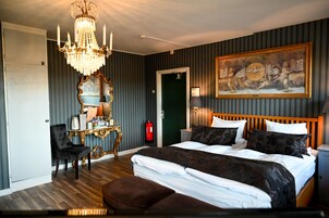 Quarto Familiar, várias camas, varanda, junto ao pátio | Roupa de alta qualidade, minibar, com decoração personalizada 