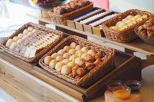Pequeno-almoço tipo buffet diário mediante uma taxa 