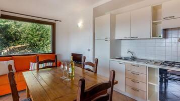 Villa, 2 quartos | Cozinha privada | Um frigorífico, um forno, uma placa de cozinha