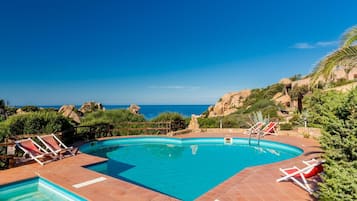 Piscina exterior sazonal, espreguiçadeiras