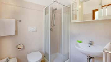 Villa, 2 quartos | Casa de banho | Um polibã, um chuveiro fixo, um secador de cabelo, um bidé