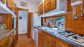 Vila, 4 quartos, piscina particular | Cozinha privada | Geladeira grande, fogão, cooktop, lava-louças