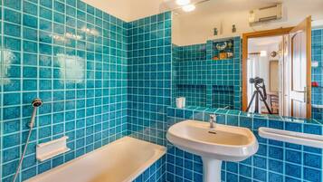 Villa, 4 quartos, piscina privativa | Casa de banho | Um polibã e uma banheira separados, um bidé