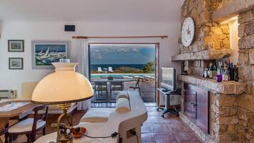 Villa, 4 quartos, piscina privativa | Sala de estar | TV de ecrã plano, lareira