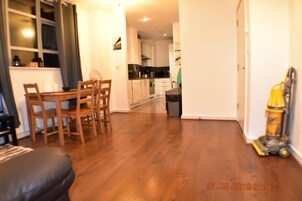 Apartamento, 2 quartos | Área de estar