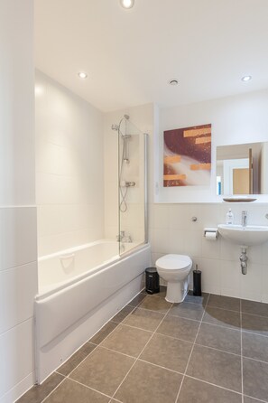 Apartamento superluxo, acessível | Banheiro | Banheira e chuveiro separados, secador de cabelo, toalhas de banho