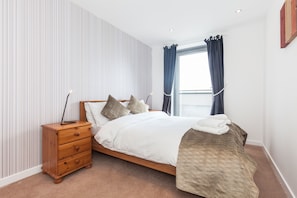 Apartamento superluxo, acessível | 2 quartos, ferros/tábuas de passar roupa, Wi-Fi de cortesia