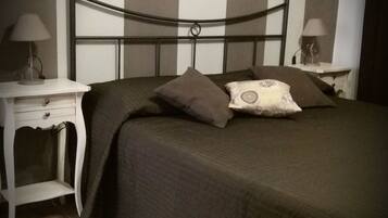 Quarto Duplo | Secretária, Wi-fi grátis, roupa de cama fornecida